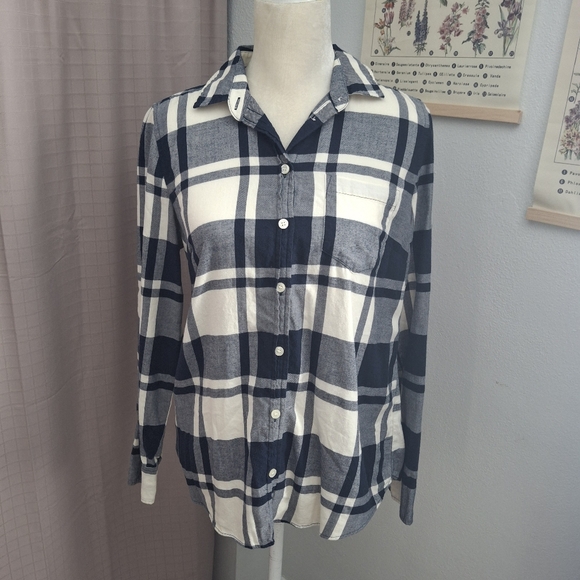 J. Crew | Tops | J Crew Boy Fit White Blue Plaid Long Sleeve Button Up ...